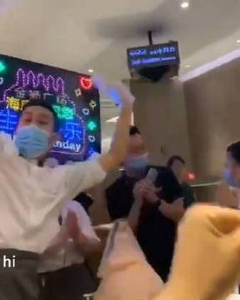 原来在海底捞过生日,真的可以很开心!服务员可以有多用心