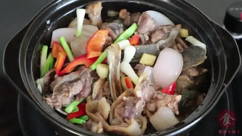 天气渐凉,做一锅热气腾腾的啫啫水鱼给家人吃,美味又营养