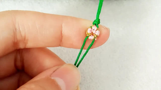 4分钟教你编一款桃花戒指