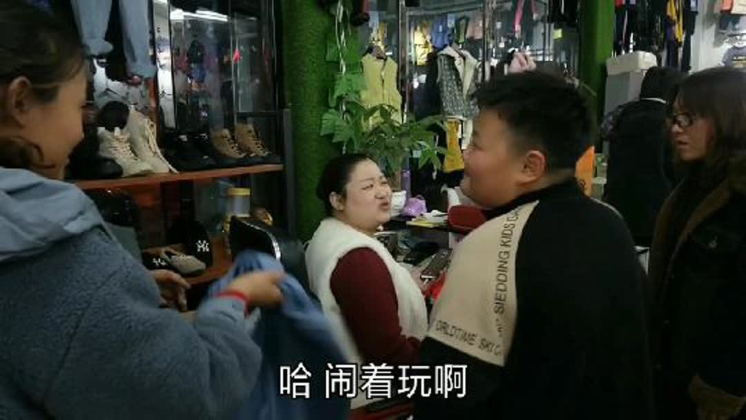 一个实体店为什么这样火,吸引顾客的是老板娘还是货?