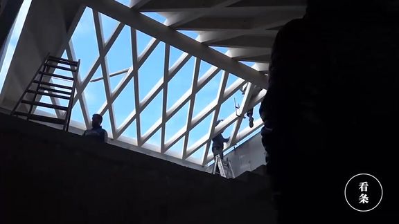 外国人是这么用木头制作房屋屋顶的,美观又冬暖夏凉