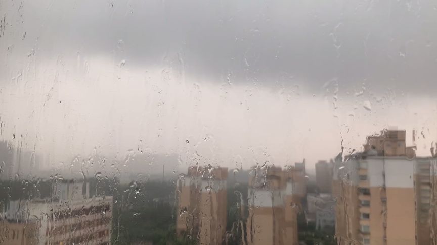 上海又在下暴雨,电闪雷鸣!等会还要去上晚班,瑟瑟发抖…