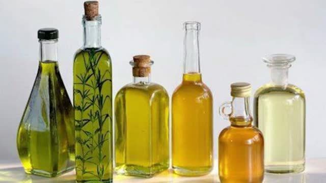 非洲人提取棕榈油,都是用脚一点点踩出来的!