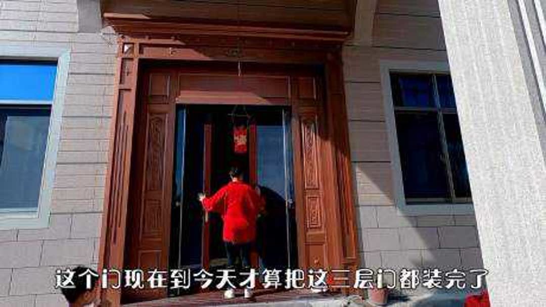 小伙做的铝黄铜拉丝大门好复杂,玻璃门加纱门这么多层有什么作用