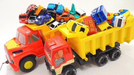 大卡车运来精美汽车模型玩具