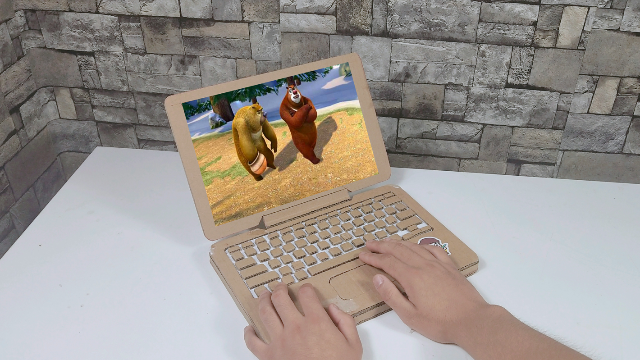 手工达人创意十足,用废纸板制作苹果笔记本电脑,适合亲子手工