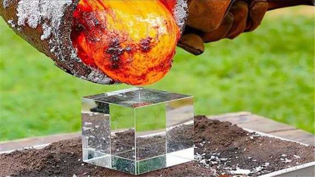 千度铝水能熔化玻璃球么?老外作死实验,场面非常疯狂