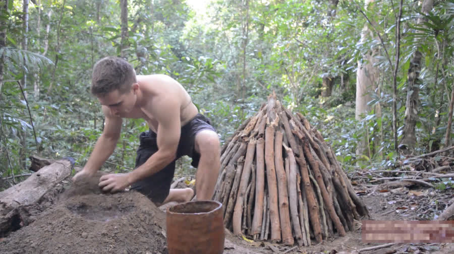 澳洲小哥自制木炭,这产量能养活好几家烧烤店?