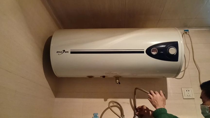 樱雪电热水器安装加清洗加换镁棒,大家看看放出来的水有多脏