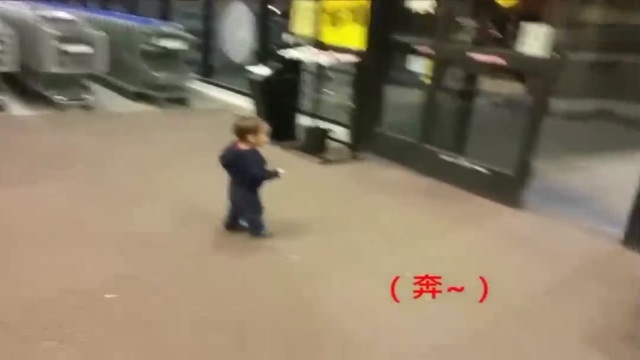 小男孩在卖场第一次看到自动门,反应超戏剧,简直让人心都融化了