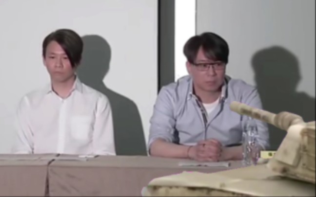 Penny驾驶坦克炮击PPT记者会会场