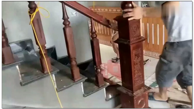 三万元买的实木楼梯扶手,却被工人安装成这样,主家气坏了