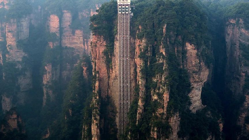 张家界百龙天梯,世界上最高的户外电梯,高达335米