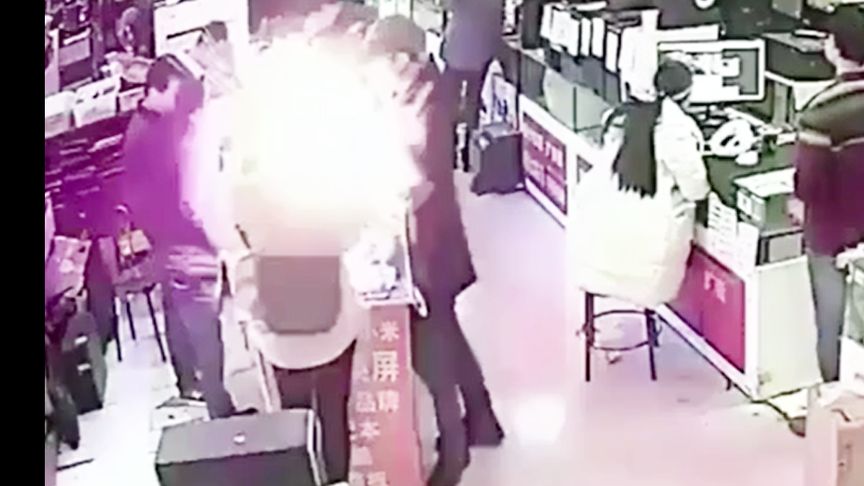 男子用牙咬iphone电池测真假,结果电池爆炸!