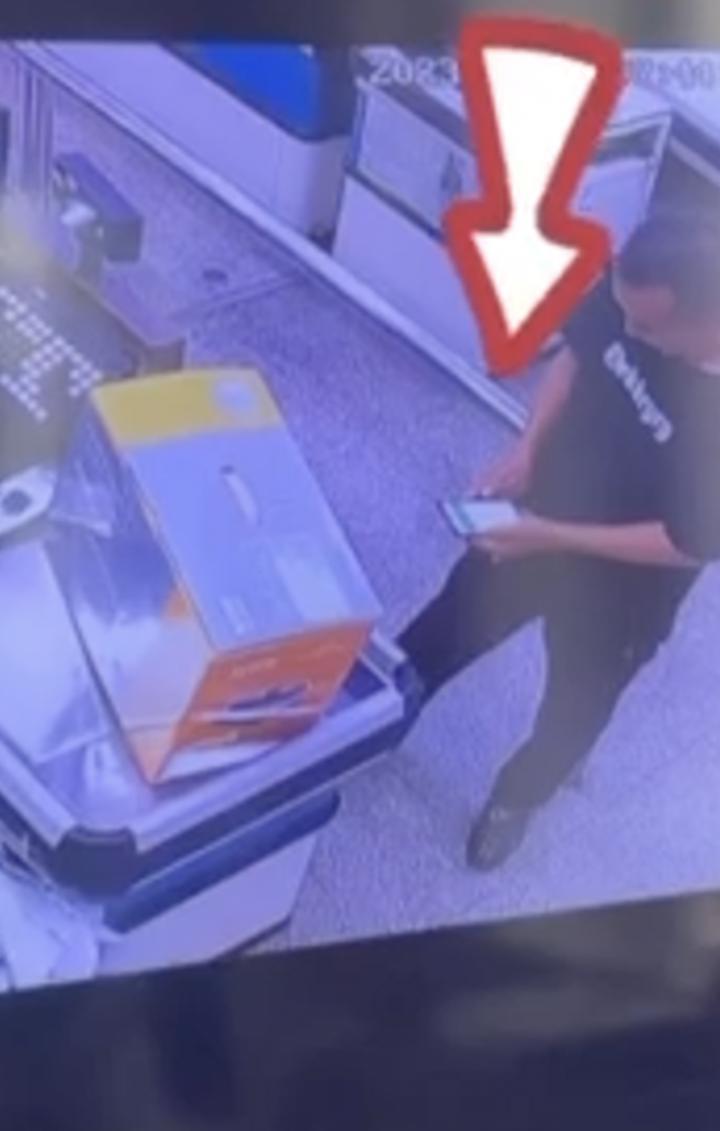 ...一老人逛早市回家发现自己的手机丢了,去营业厅补完手机卡发现微信...