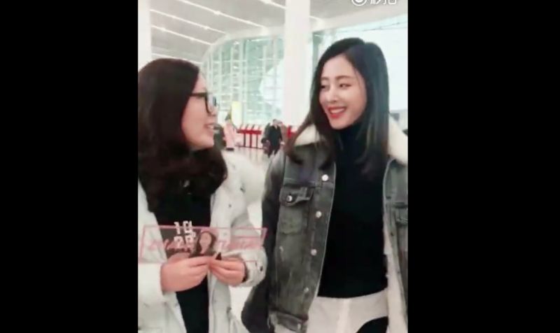 宠粉狂魔!在机场别的爱豆你只能看到后脑勺,张天爱却和粉丝合唱