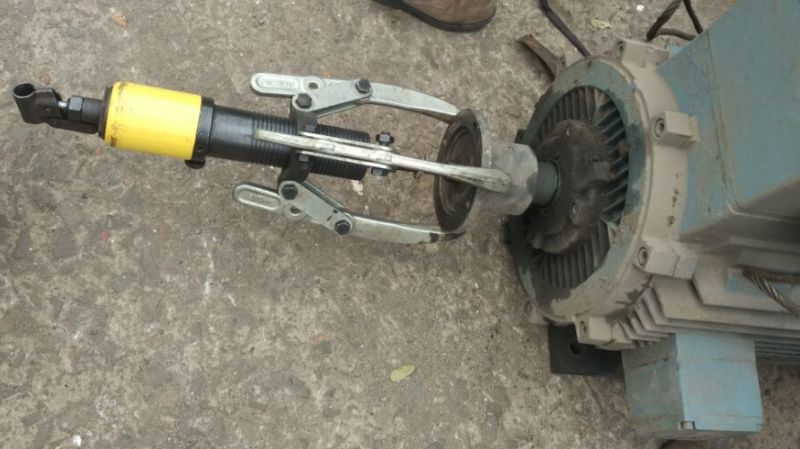 检修电气设备:用液压拉马拉掉电机前端的联轴器