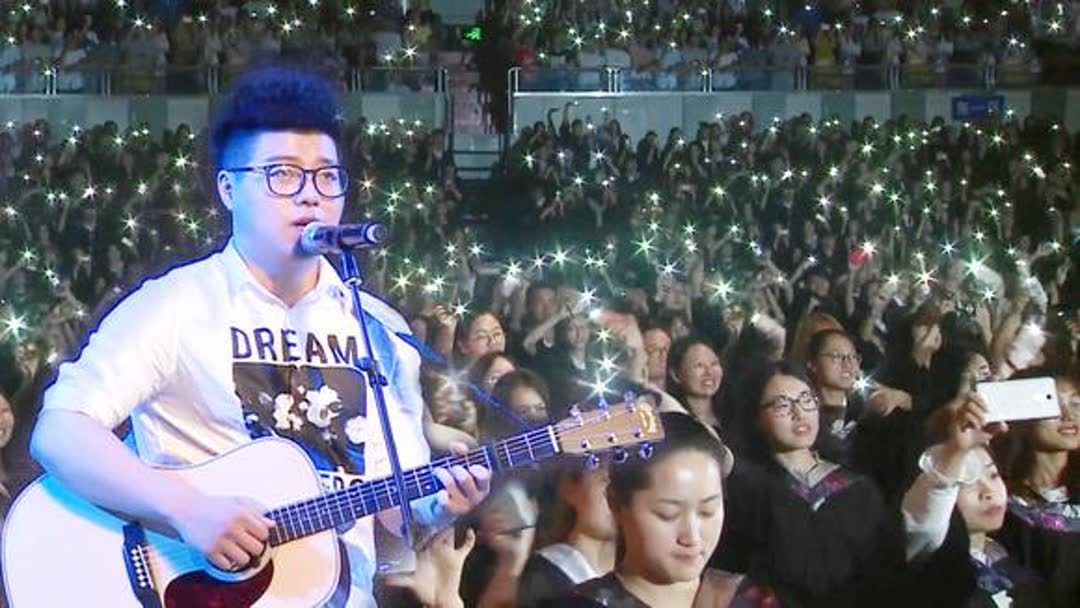 大学毕业典礼,男生深情演唱《成都》让人眼角湿润,致敬最美青春