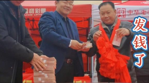 江西巨奖得主现身领奖金 现金一万一万数 领奖大哥激动到浑身发抖