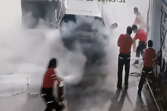 男子故意拔油枪点燃保时捷,加油站员工15秒扑灭
