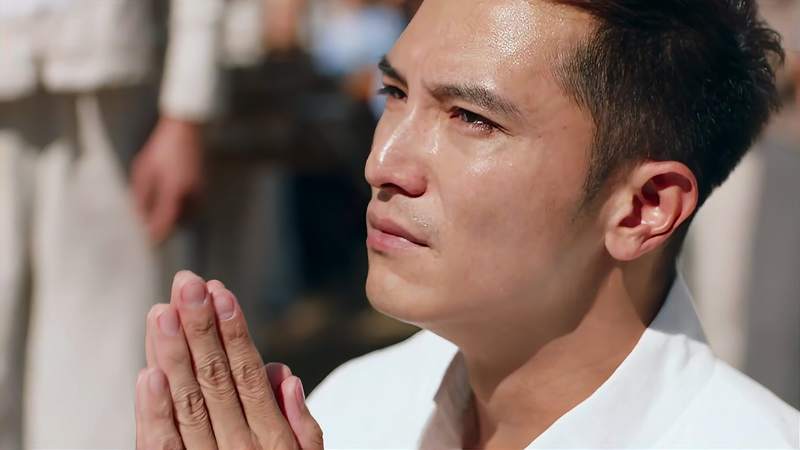 语言:故人逝世,小伙想送他最后一程,长老在他手上缠了线