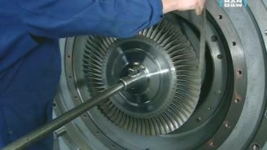 看看德国MAN B&W公司是如何拆装涡轮增压器的-03