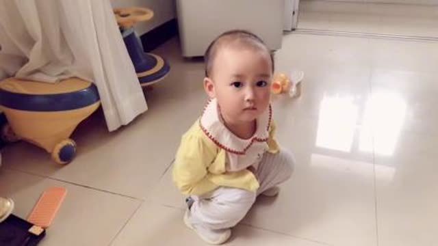 1岁宝宝学习读书和画画,妈妈被逗的一直在笑