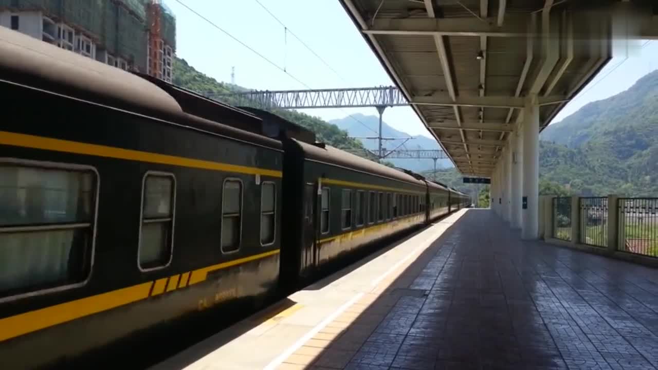 穿越秦岭的火车 安康至西安K8178次列车进西康线镇安站