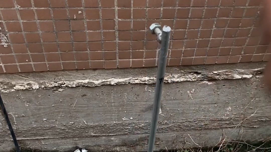 电器不带接地线有很大的安全隐患,家庭用电也一样