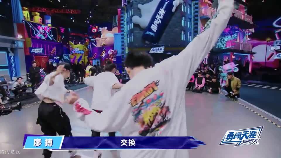 这就是街舞:B组也跳的很帅啊,舞蹈的设计很有新意啊