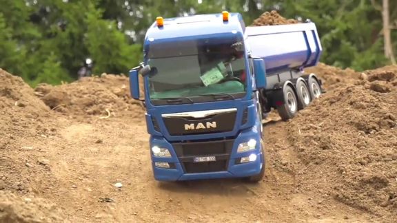 大型运输卡车模型车展,这已经非常大了