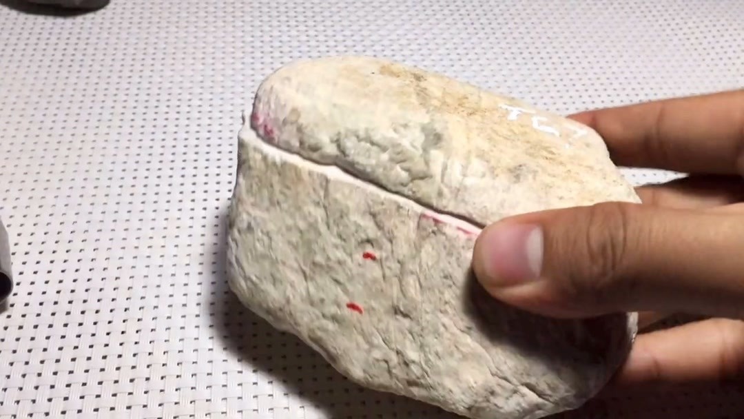 老缅刚送来的翡翠原石,迫不及待切开,看到里面总算放心了!