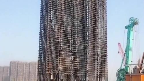 这才是真正200吨的钢筋笼,一个敢想一个敢干,佩服这些工人
