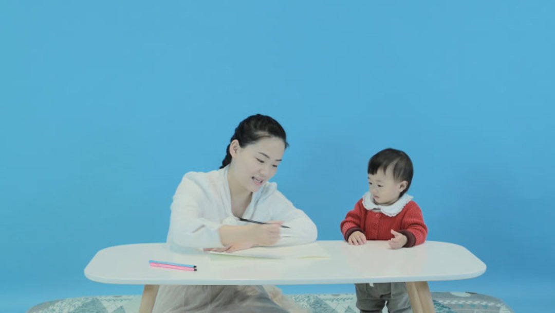 0-6个月大动作宝宝早教亲子游戏翻身练习:咕噜咕噜滚一滚