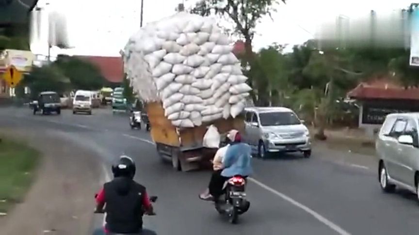 爆笑:跟着揪心!超载的卡车最终还是侧翻了