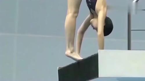 中国跳水选手这一跳完美,网友:中国跳水不好看,一点水花都没有