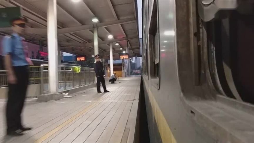 西安火车迷实拍:陇海铁路8352次列车西安站6站台13道发车