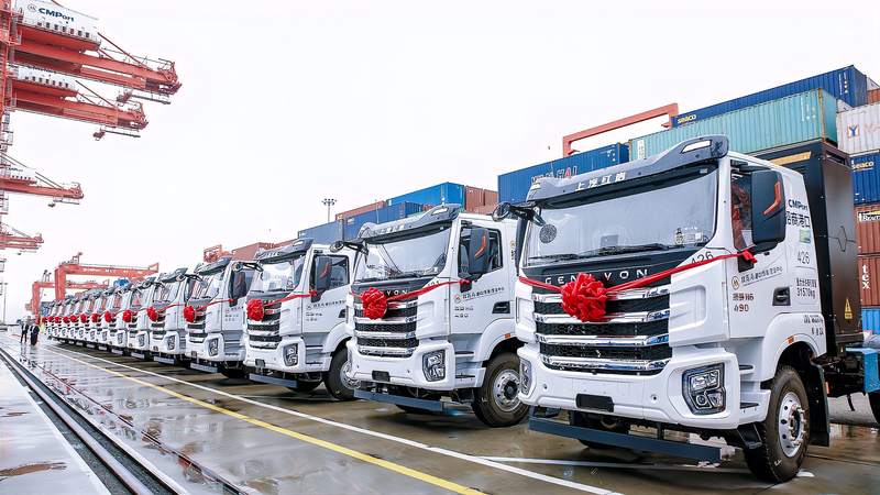 共创绿港蓝湾!上汽红岩66台纯电动牵引车交付深圳招商港口