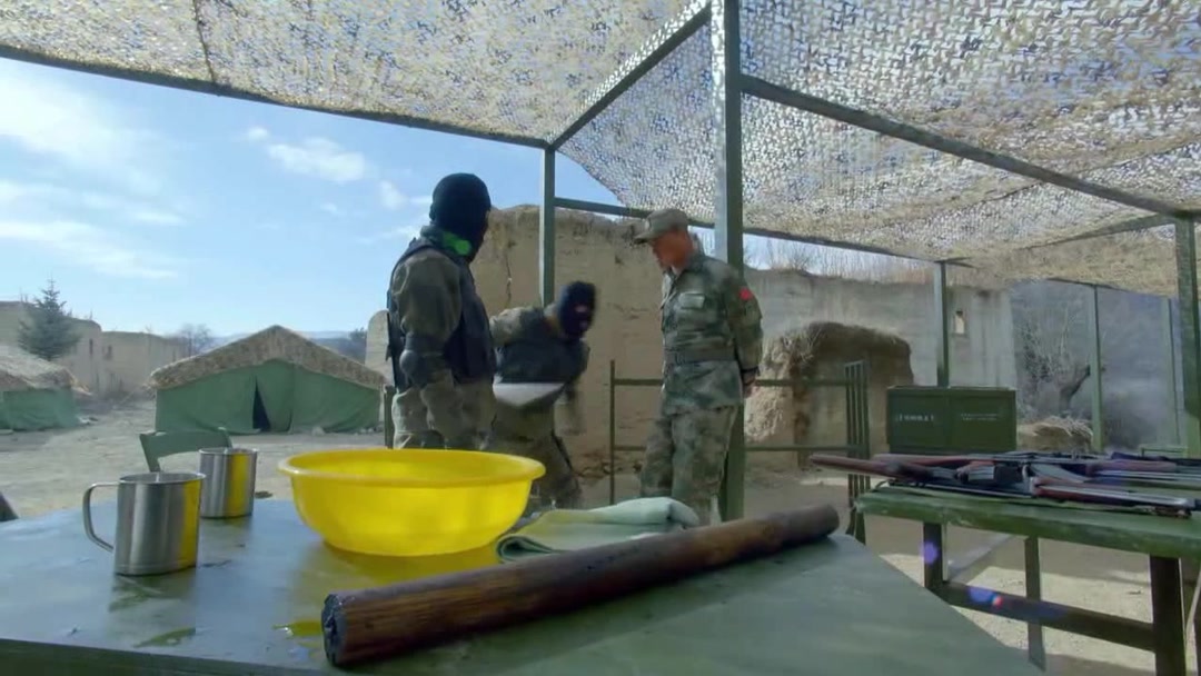 突击再突击 司文斌觉得匪徒再给他挠痒痒