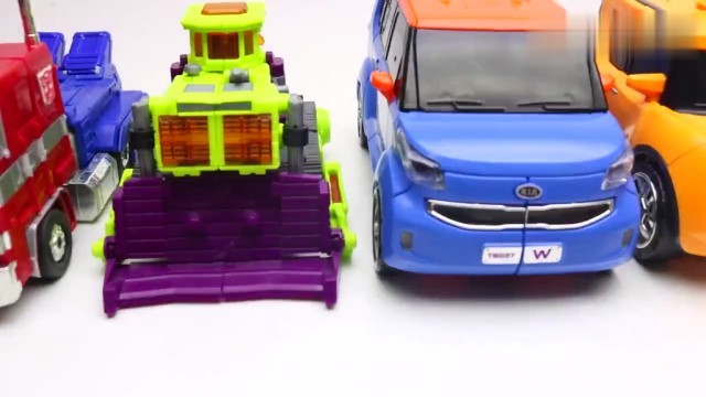 定格动画擎天柱,麦昆和玩具汽车的球进洞穴里,恐龙对战...