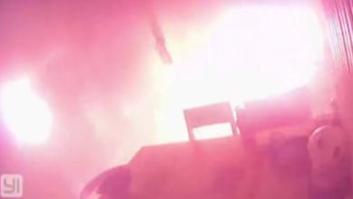 太恐怖!电动车客厅充中爆燃 瞬间烟雾弥漫全屋