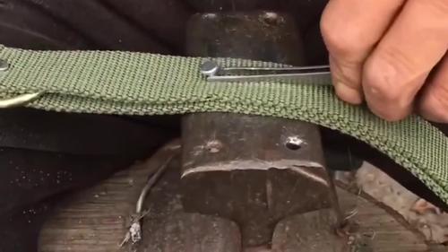 现在这手艺还真是少见,大爷手工制作皮带效率杠杠的。