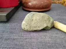 满绿的翡翠原石, 开个窗就涨10倍, 切开现场就有人出100万!