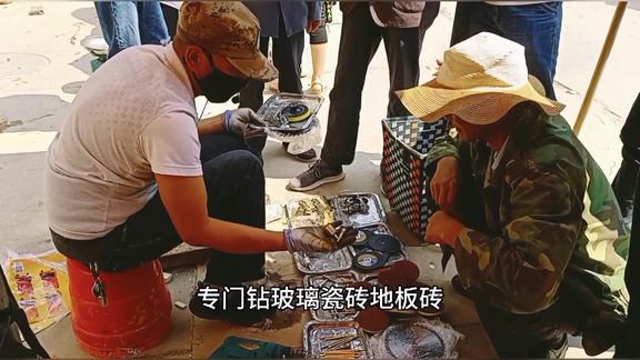 地摊货出现多功能电钻,价钱相当便宜,俊成怀疑它的质量不好