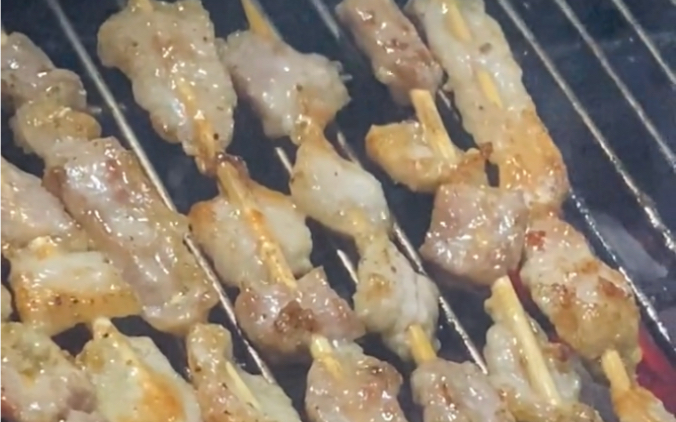 欢迎来杨汛桥中国银行对面吃正宗的东北烧烤摊位。