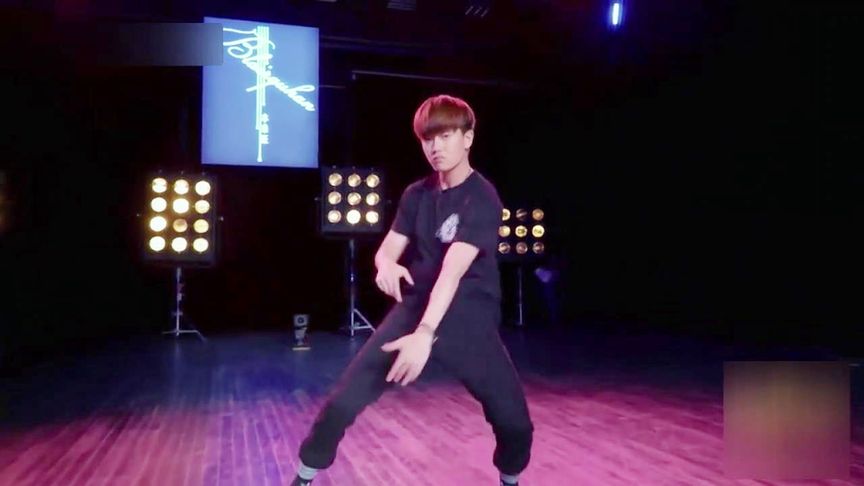 任嘉伦说起话来很害羞,跳起舞却霸气十足,金星都称赞他!