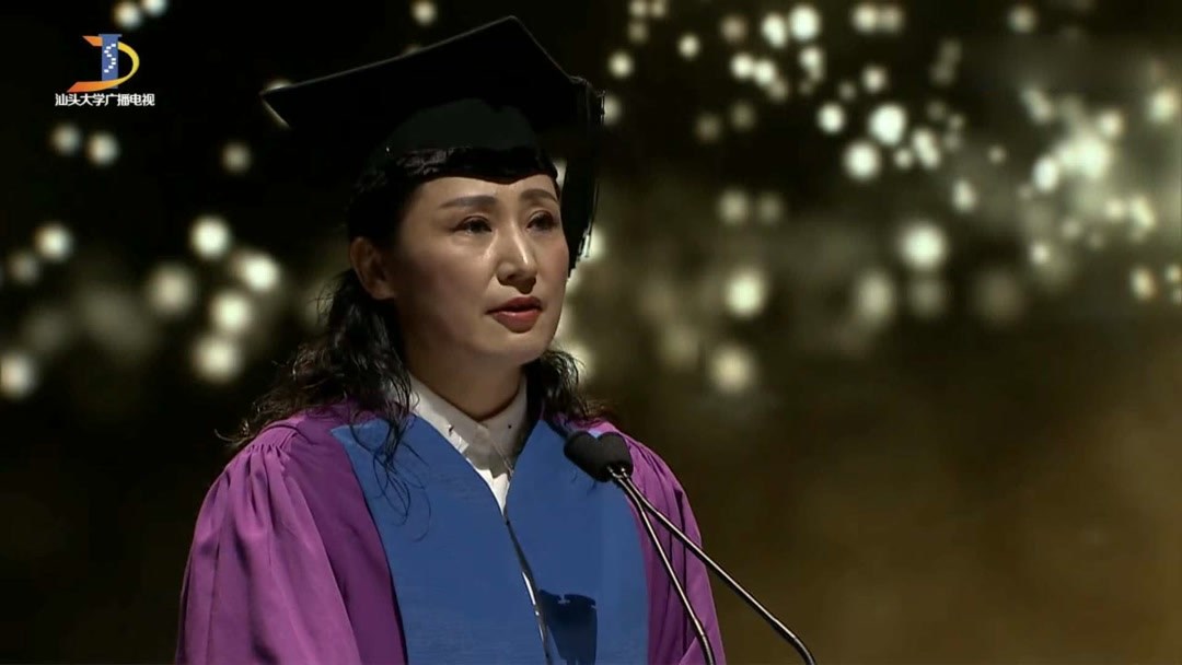 汕头大学美女校长演讲,才貌双全,巾帼不让须眉