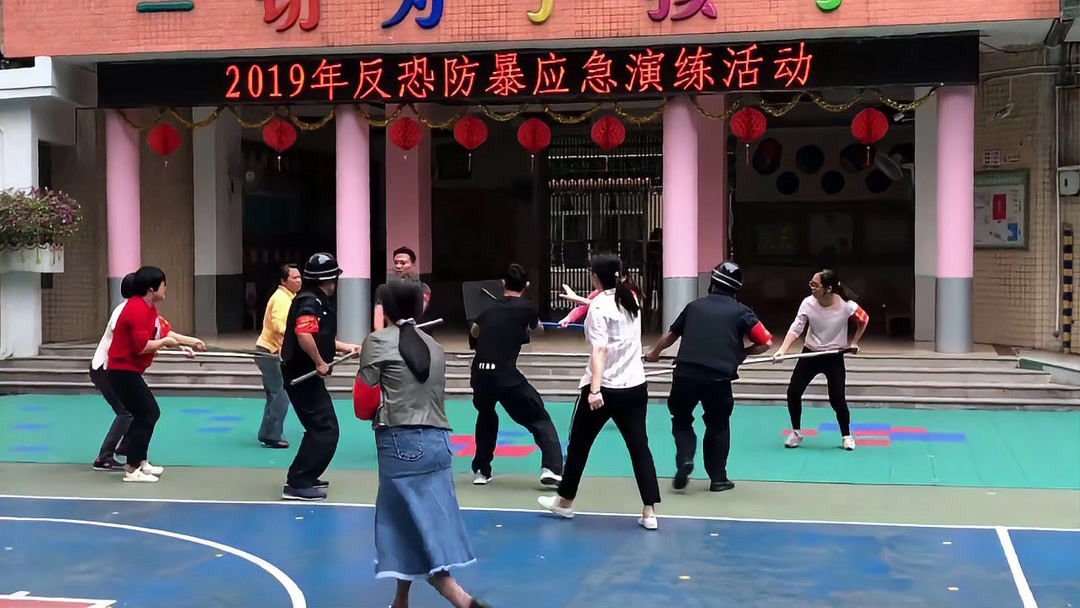 中小学校园防暴演练,安保人员与老师持防暴器材共同制服歹徒