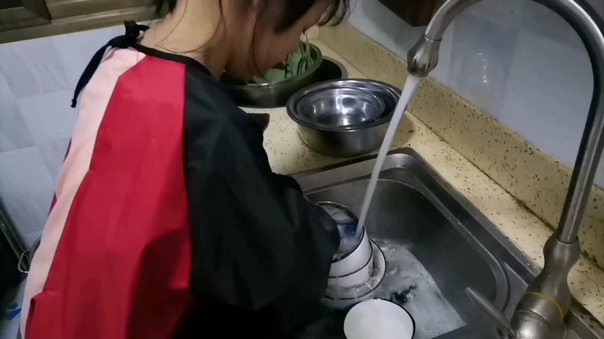 #帮妈妈做家务 #爱劳动的小朋友 #妈妈的小帮手 吃了晚饭