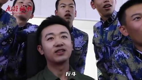 高中生在模拟机上开"战斗机",满眼都是崇拜